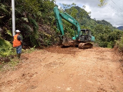Pengawasan Pekerjaan Penyiapan Badan Jalan Di Kecamatan Putussibau ...