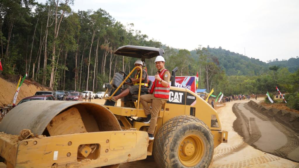 Bupati Kapuas Hulu Launching Penanganan Long Segment Ruas Jalan Simpang ...