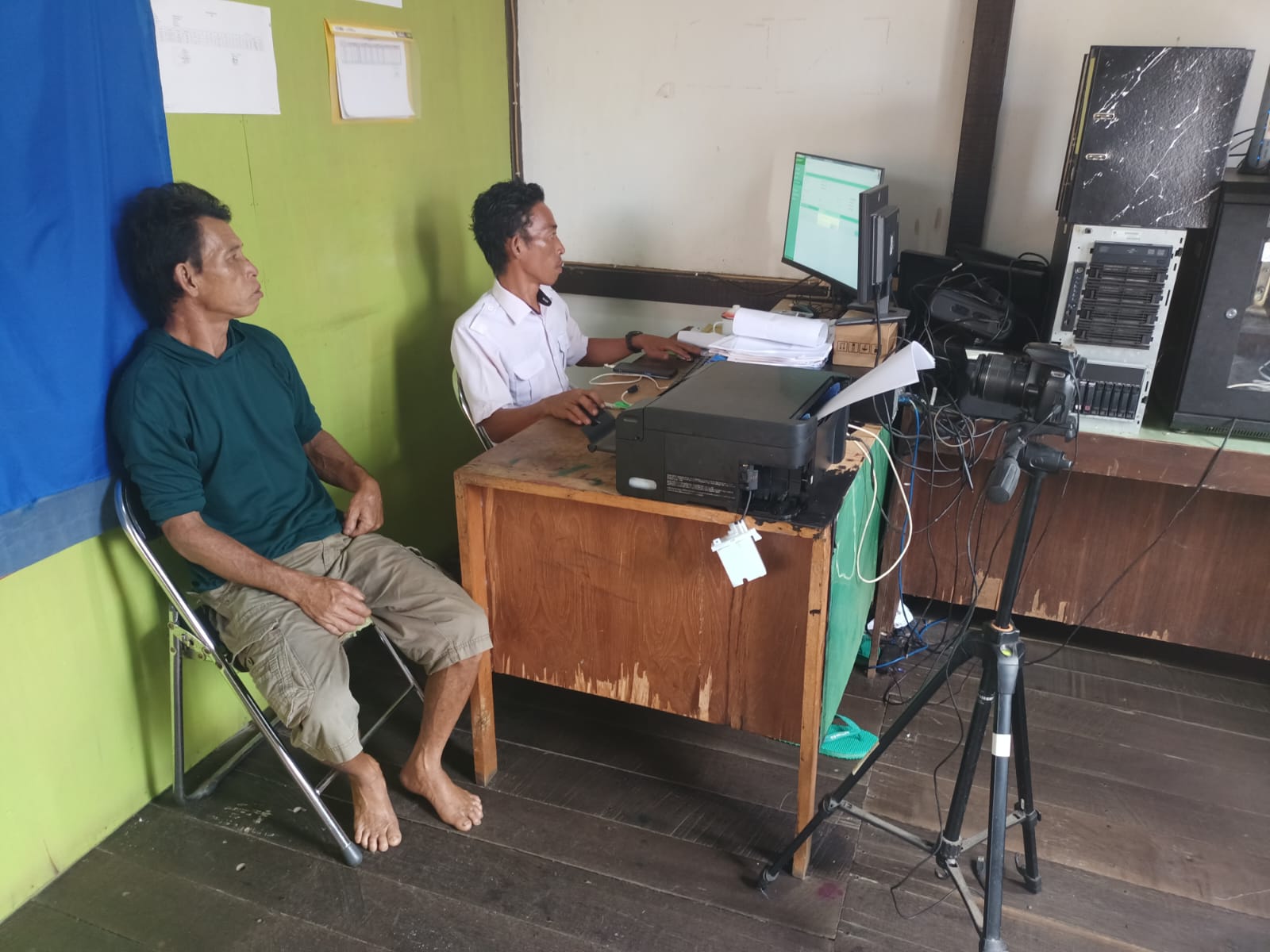 Operator SIAK Kantor Kecamatan Embaloh Hiilir Berikan PelayananTerkait ...
