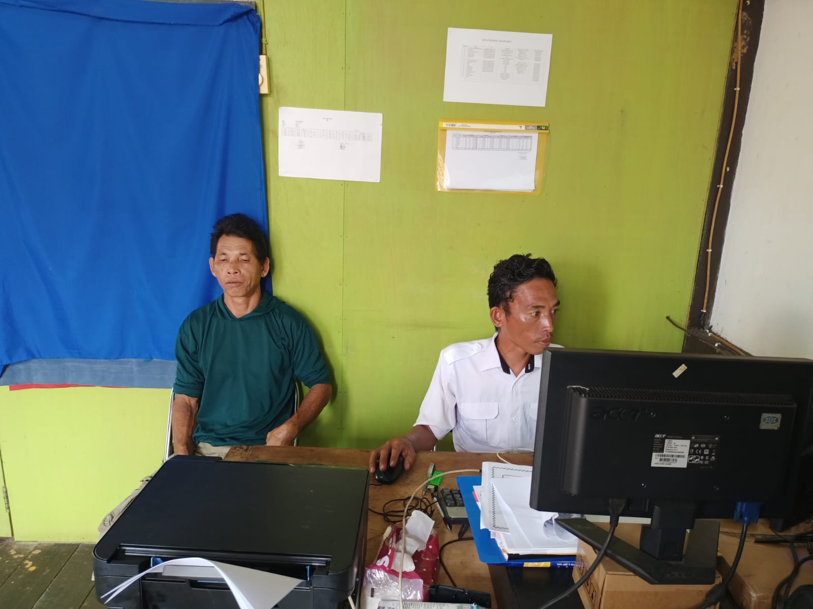 Operator SIAK Kantor Kecamatan Embaloh Hiilir Berikan PelayananTerkait ...