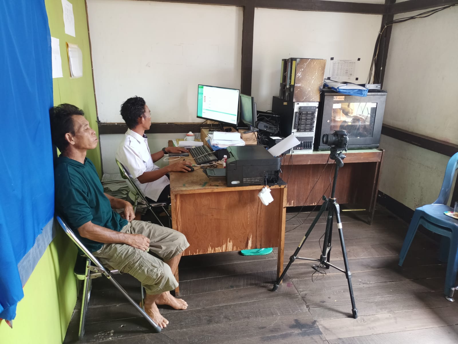 Operator SIAK Kantor Kecamatan Embaloh Hiilir Berikan PelayananTerkait ...