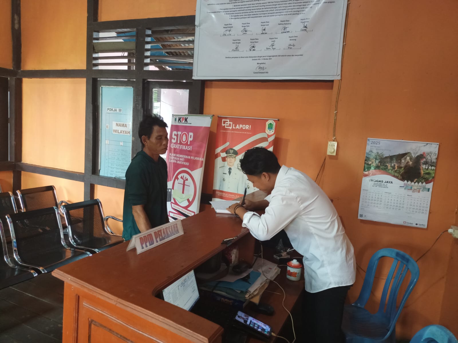 Operator SIAK Kantor Kecamatan Embaloh Hiilir Berikan PelayananTerkait ...