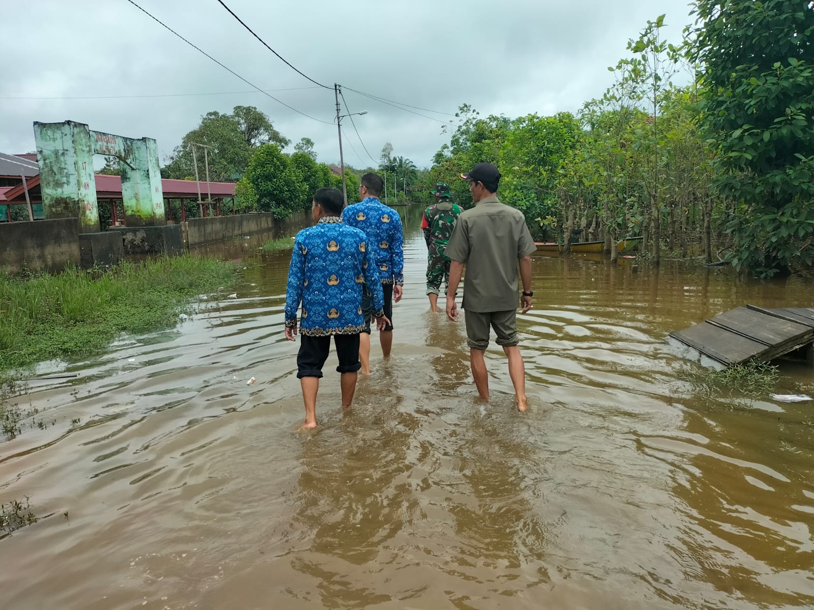 Baru saja Surut, Banjir Susulan Kembali Genangi Jalan Dan Pemukiman ...