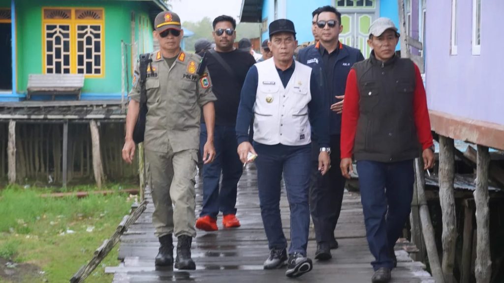 Satpol PP Kapuas Hulu Melaksanakan Pamwal Kunjungan Kerja Wabup ...